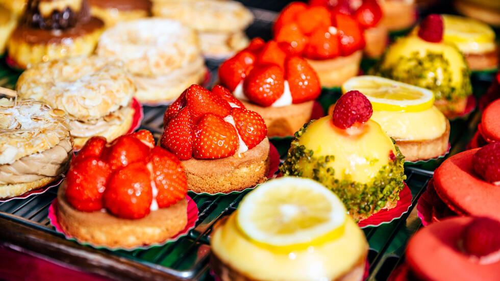 Chez le pâtissier: déguster des gâteaux