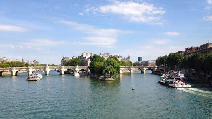 Sur la Seine: décrire les monuments et l'histoire d'une ville
