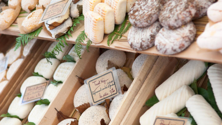 Chez le fromager: déguster un plateau de fromages - Français Facile - RFI