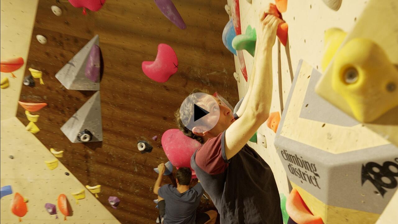JO 2024: j'ai testé pour vous l'escalade - Français Facile - RFI